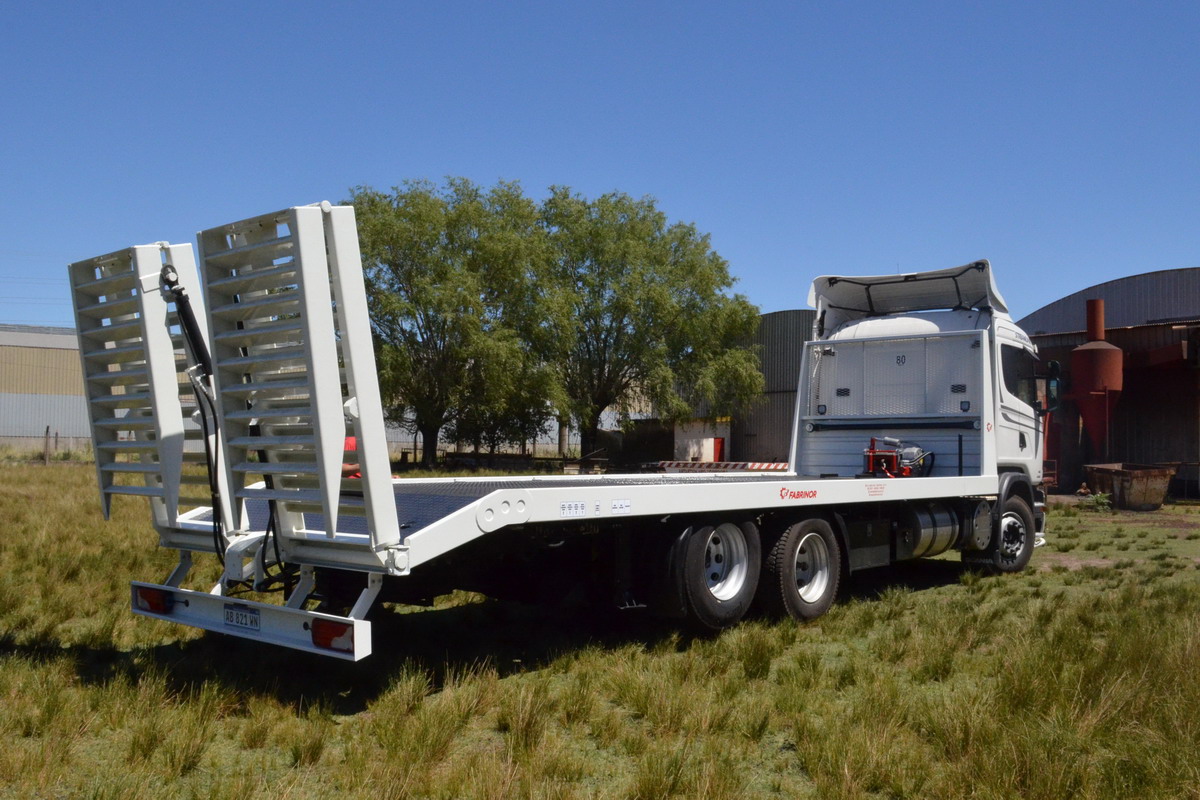 Fabrinor diseñó una plataforma especial para camiones Scania - Maquinac