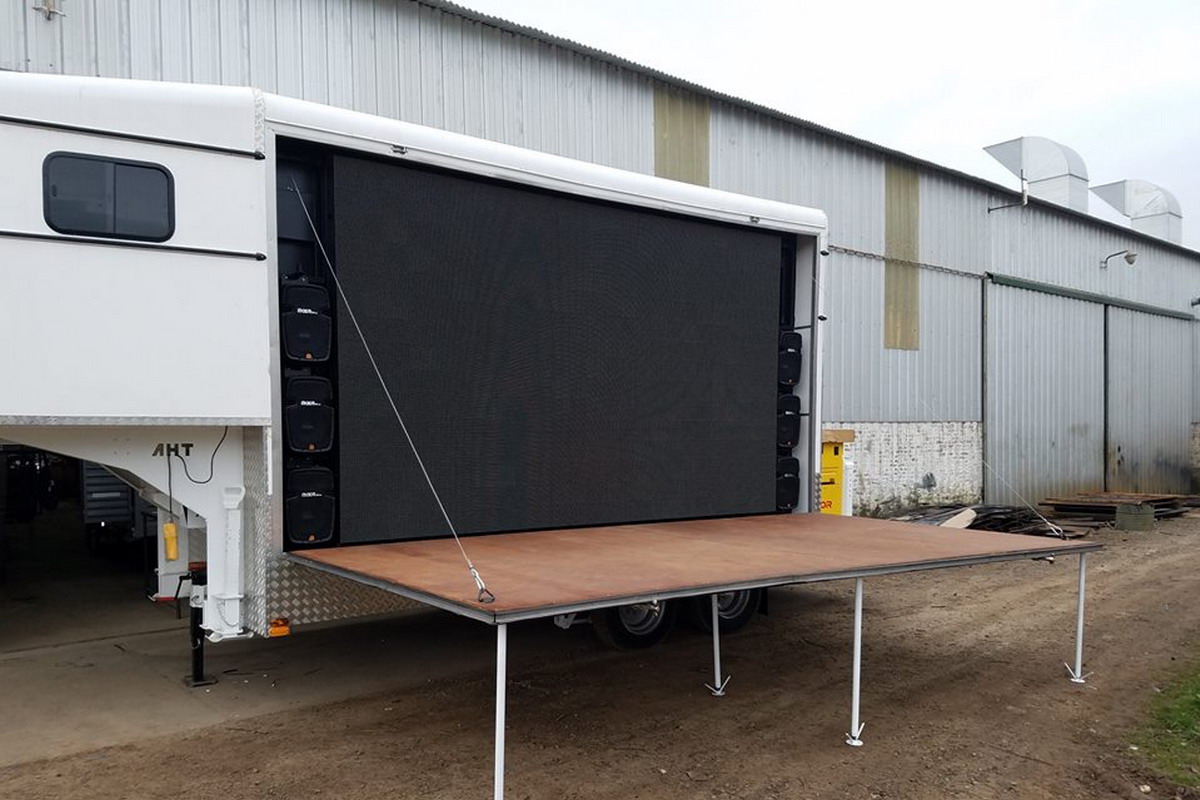 Alzuarte diseñó un trailer para cine móvil - Maquinac