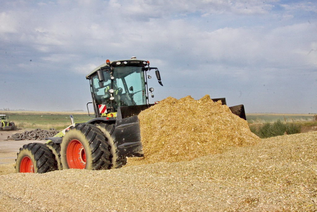 Los mejores tractores para hacer un silo bunker - Maquinac